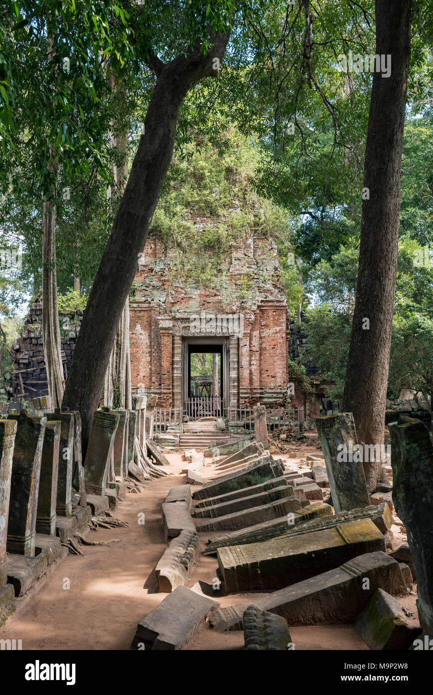 Prasat Krahom at Koh Ker Temple, Cambodia Stock Photo - Alamy