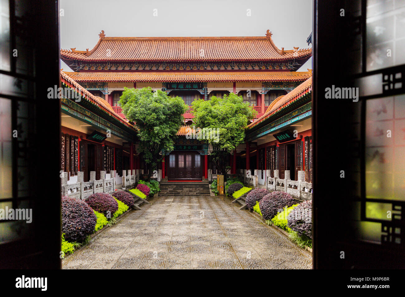 Walkway between buildings hi-res stock photography and images - Alamy