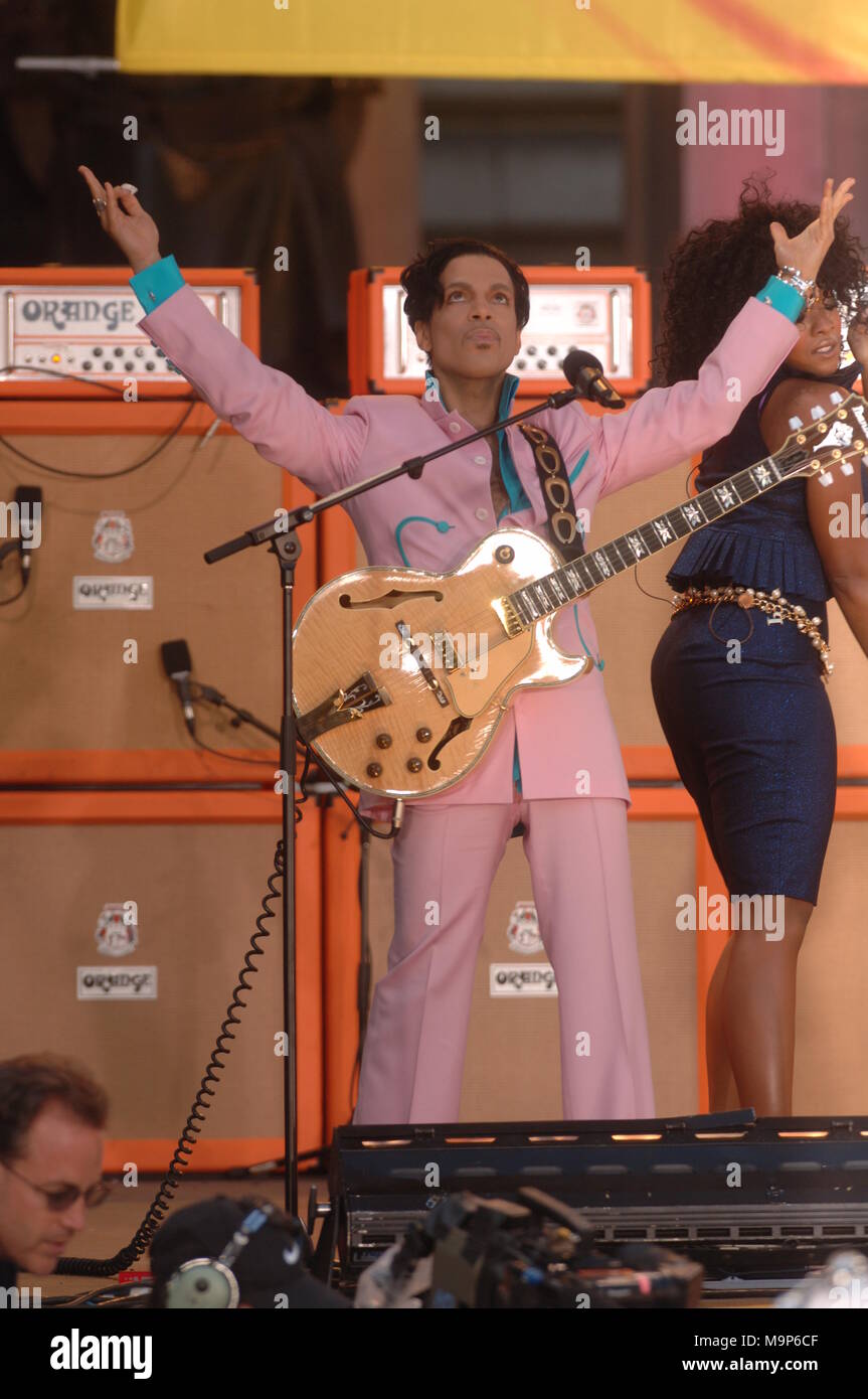 NEW YORK - JUNE 16: Musician Prince performs onstage with Tamar aka ...