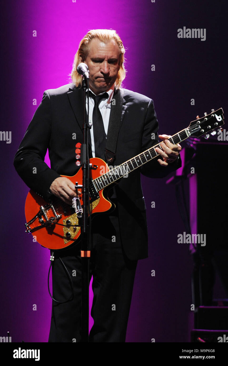 Joe walsh the eagles hi-res stock photography and images - Alamy