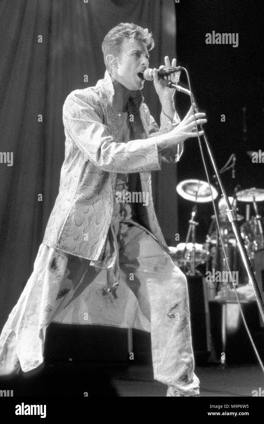 EAST RUTHERFORD, NJ - SEPTEMBER 27: David Bowie performs with Trent ...