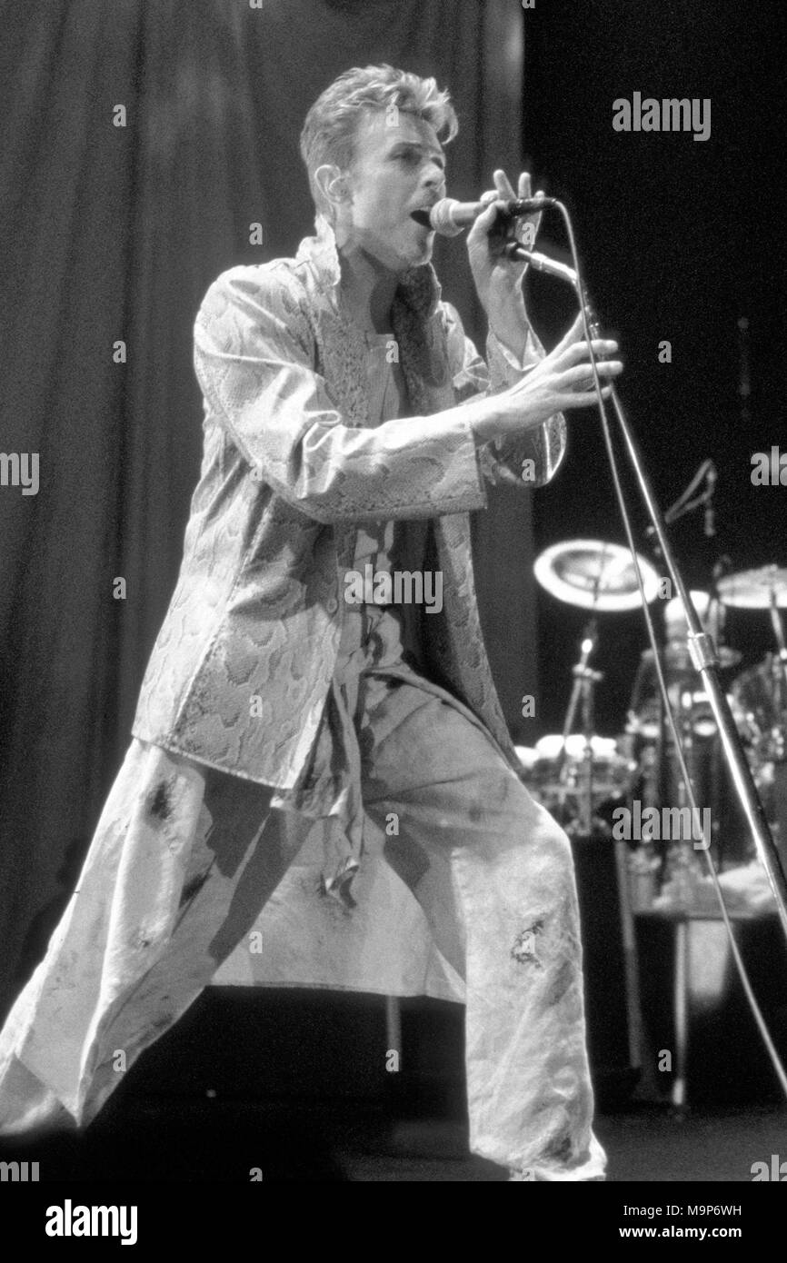 EAST RUTHERFORD, NJ - SEPTEMBER 27: David Bowie performs with Trent ...