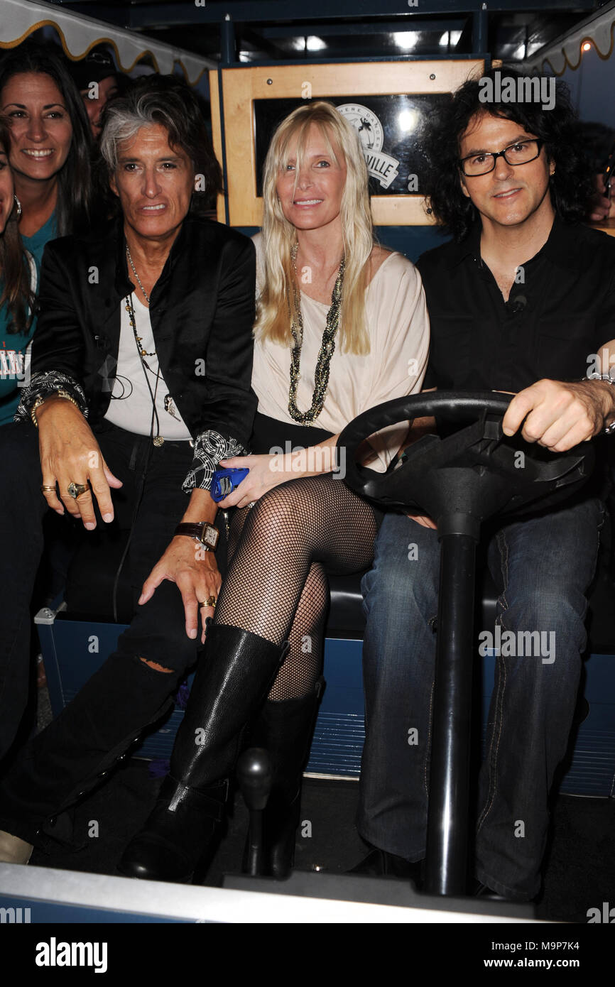 MIAMI - NOVEMBER 18:Kerry Simon the "Iron Chef" winner known as the ...