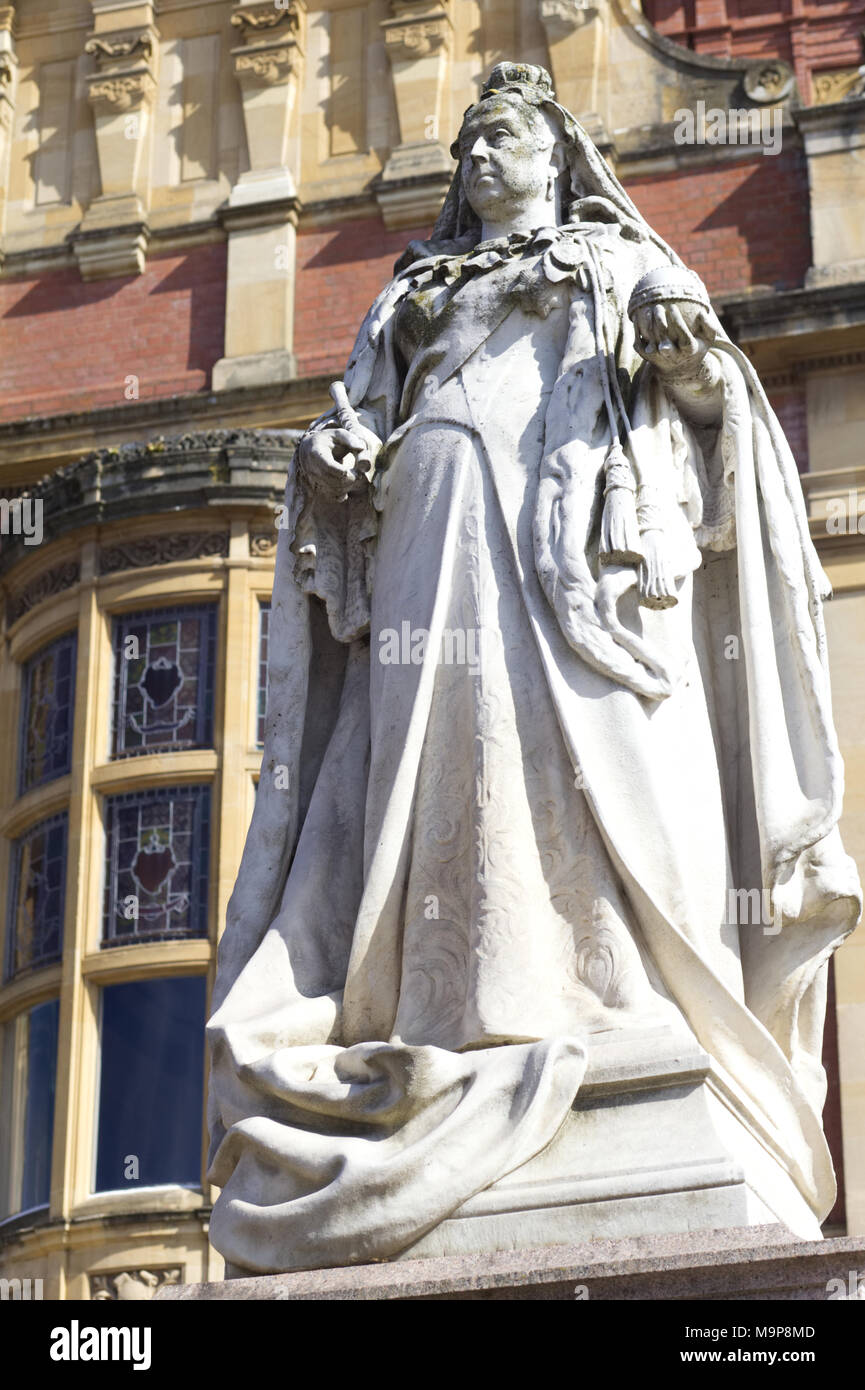 Stone statue of Queen Victoria, hit by a A German bomb moved this ...