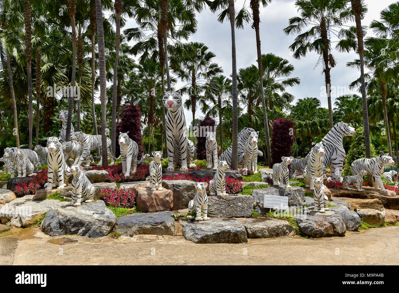 White Tiger Figures, Nong Nooch Tropical Botanical Garden, Pattaya ...