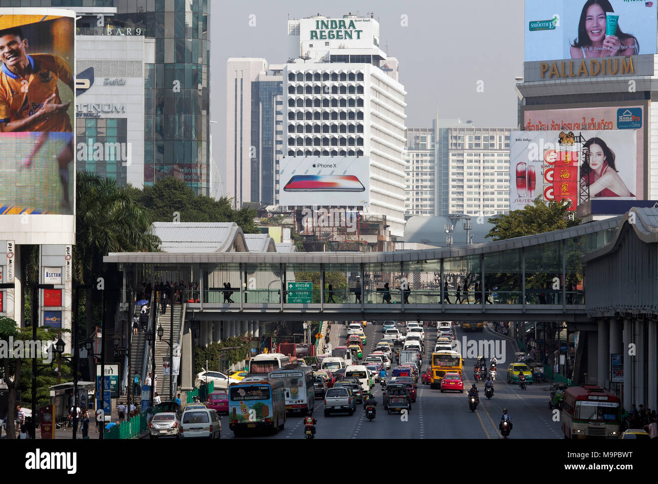 Busy road with pedestrian bridge, Ratchadamri Road, Pathum Wan, Bangkok ...