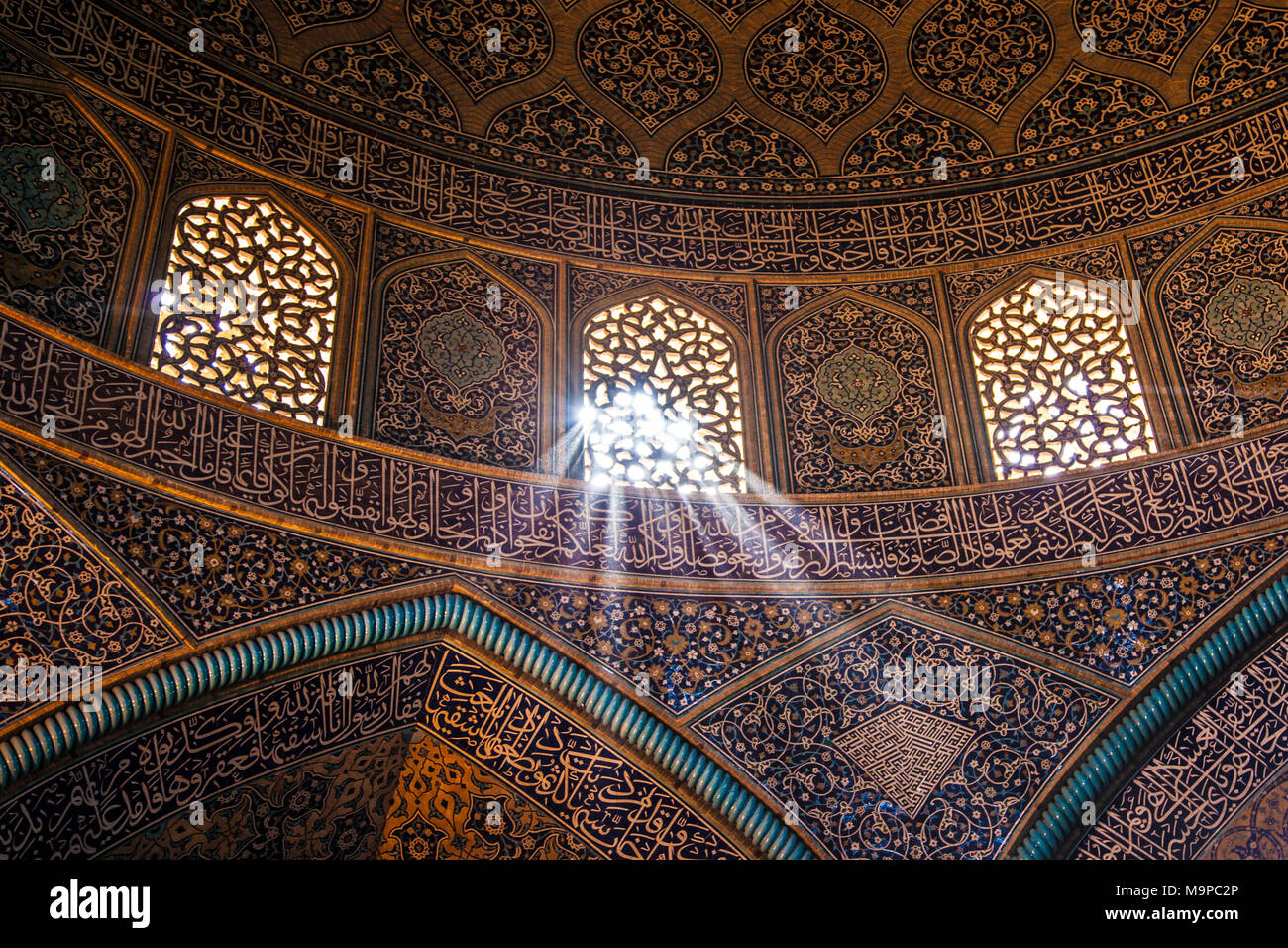 Light shines through window, dome, Jameh Mosque of Isfahan, Isfahan ...