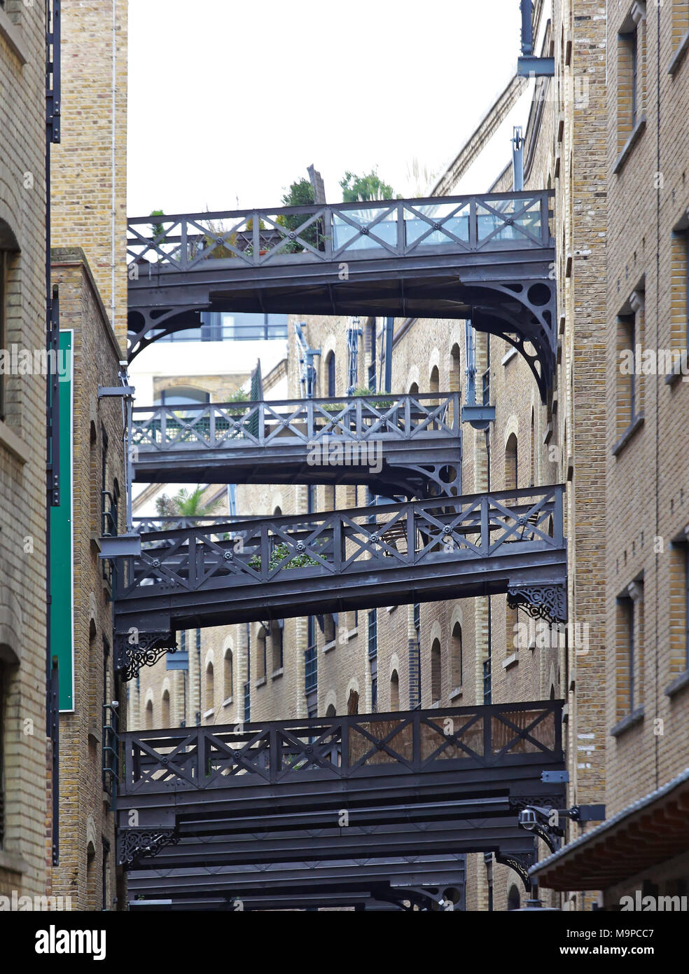 Bridges with buildings hi-res stock photography and images - Alamy