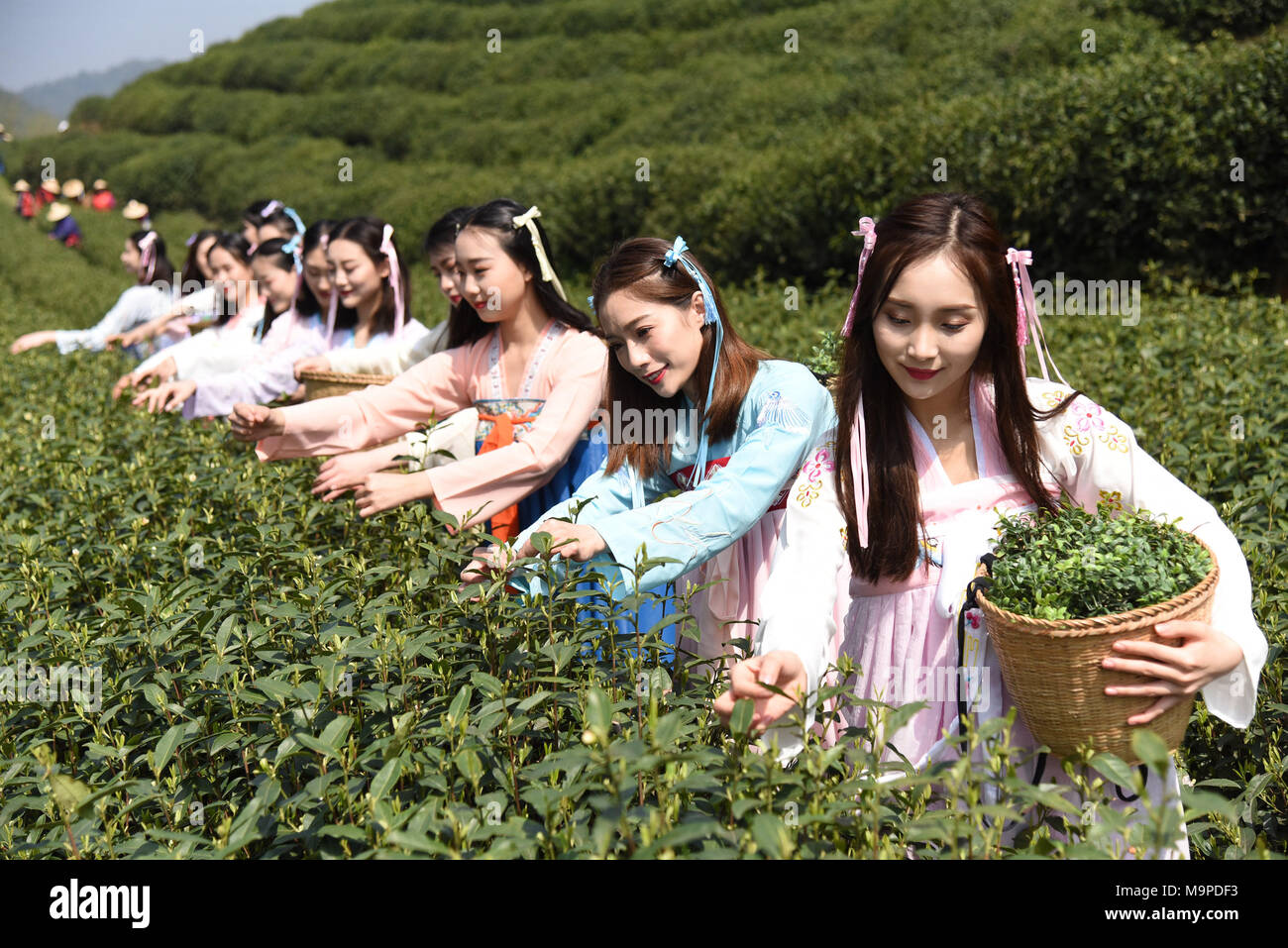 Hangzhou, China. 27th Mar, 2018. Girls in traditional Chinese clothes ...