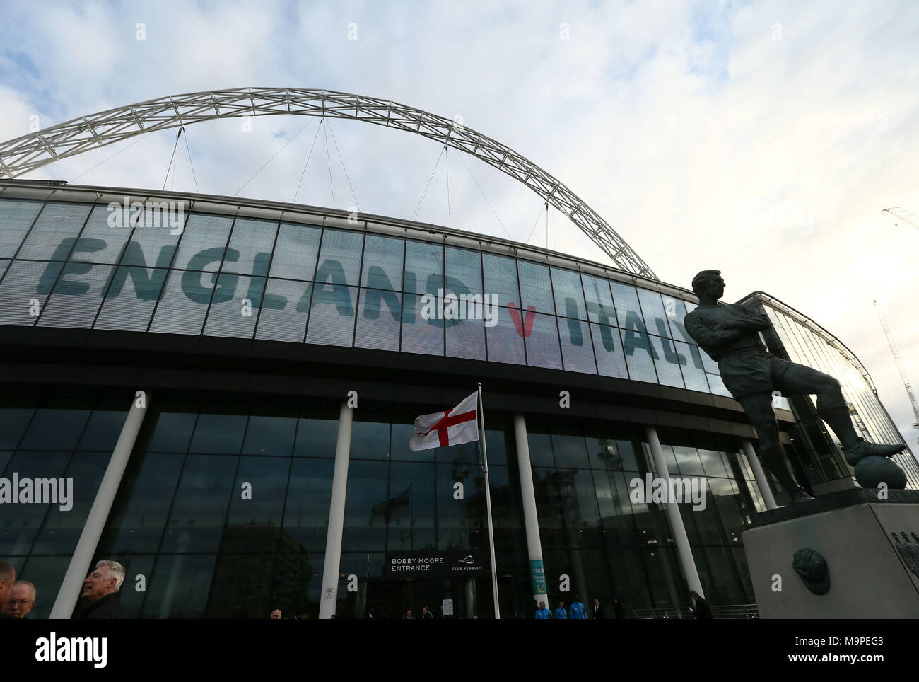 Outside wembley stadium hi-res stock photography and images - Alamy