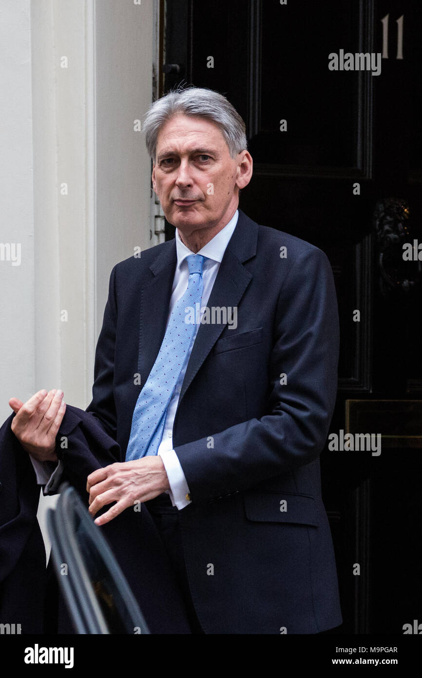 Chancellor philip hammond at door 11 downing st hi-res stock ...