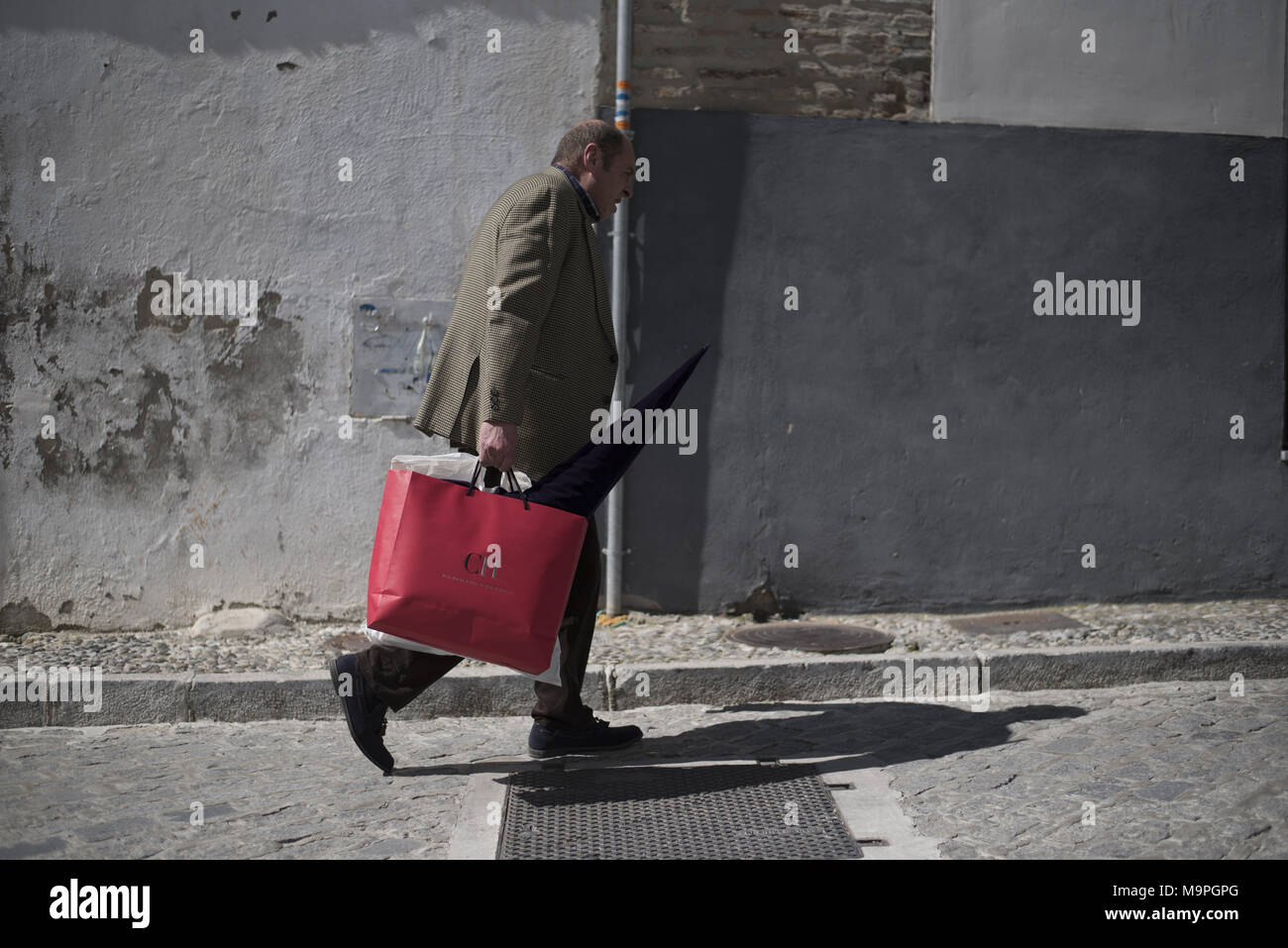 Granada, Granada, Spain. 27th Mar, 2018. A man carries his penitent hat ...