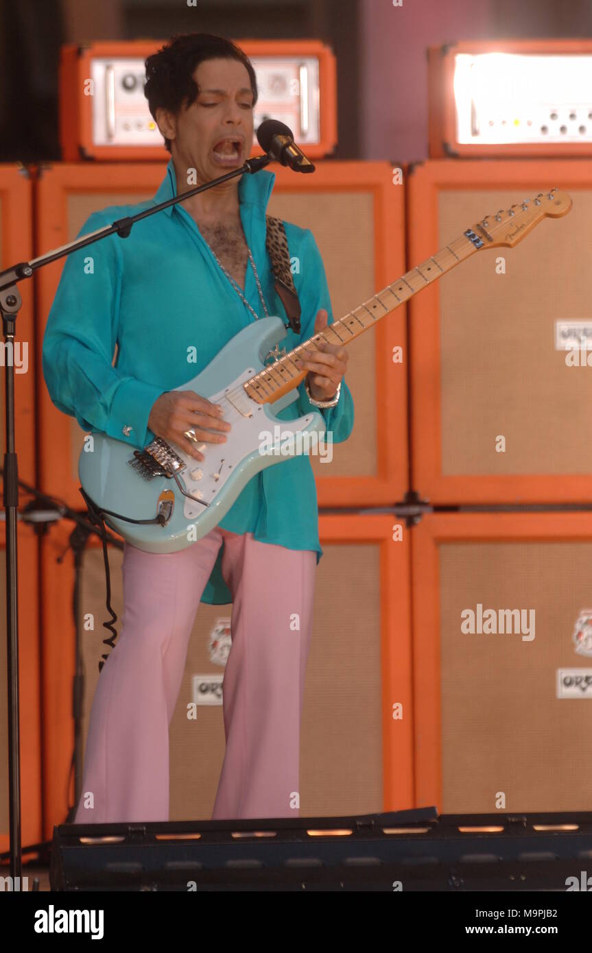 NEW YORK - JUNE 16: Musician Prince performs onstage with Tamar aka ...