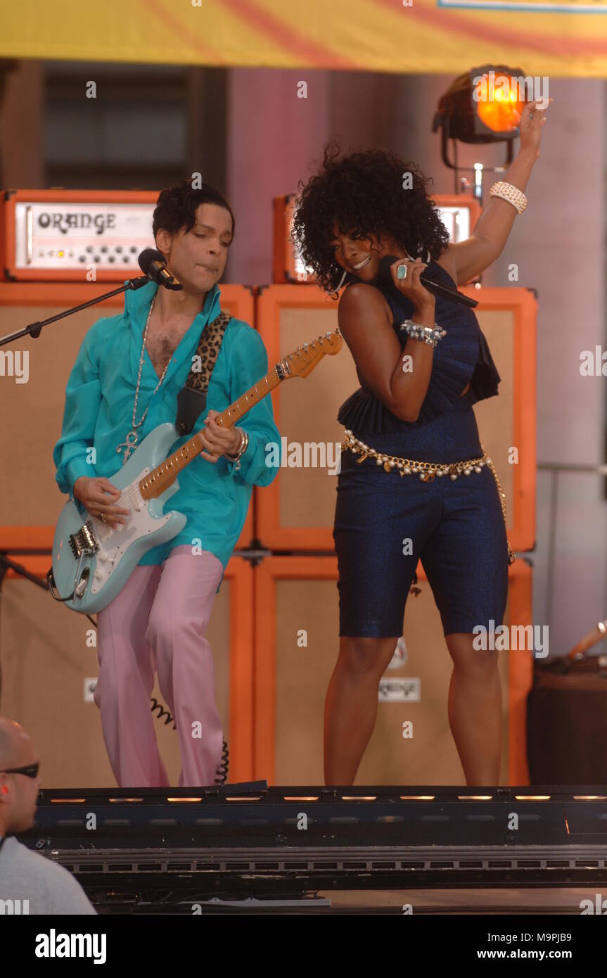 NEW YORK - JUNE 16: Musician Prince performs onstage with Tamar aka ...