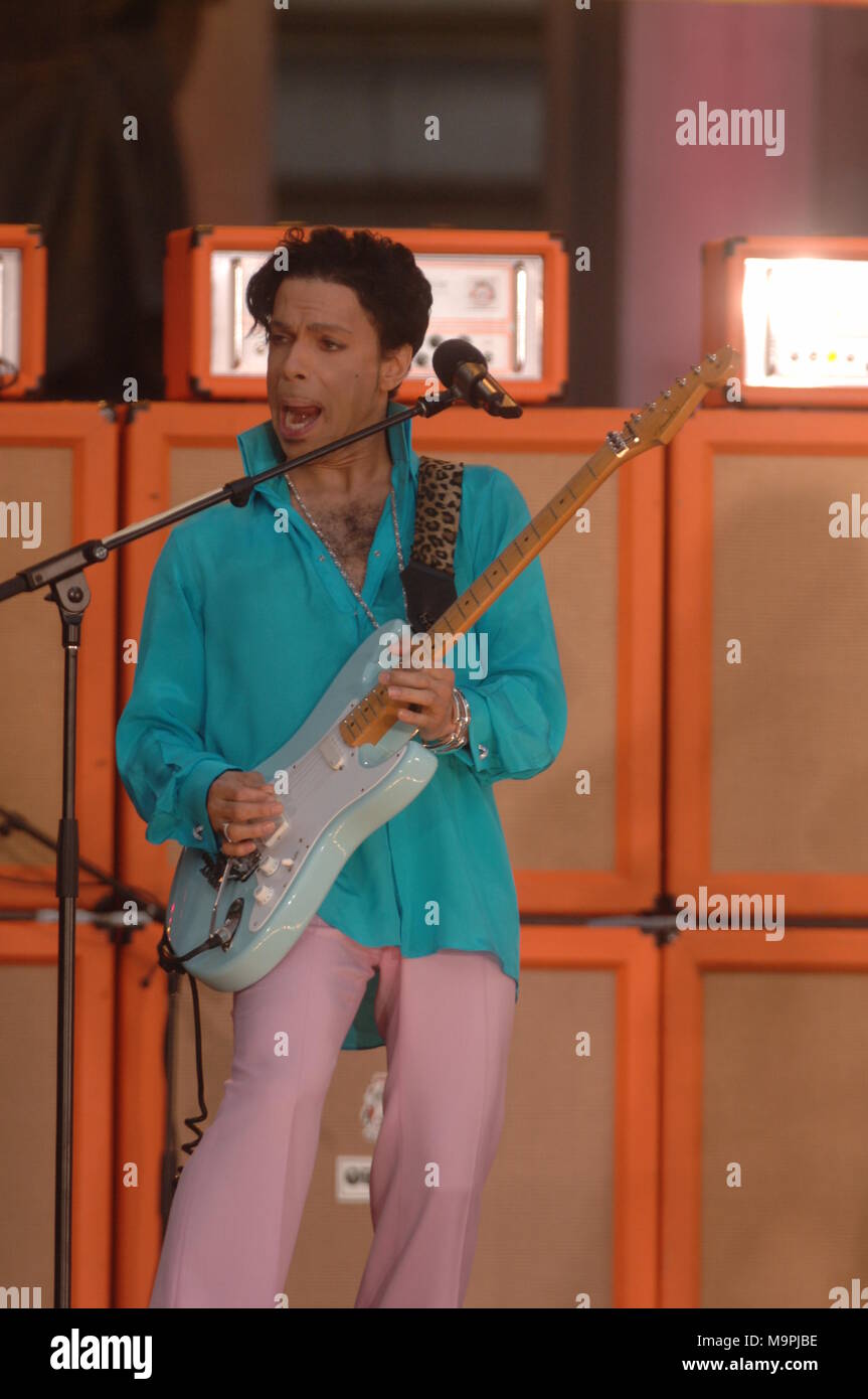 NEW YORK - JUNE 16: Musician Prince performs onstage with Tamar aka ...