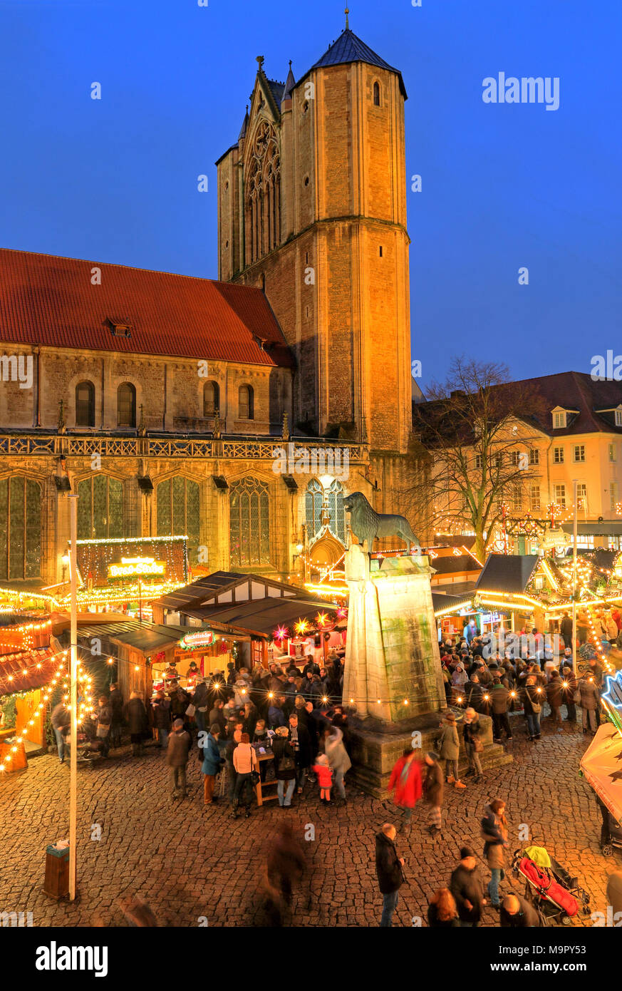 Christmas market on Burgplatz with cathedral and Brunswick Lion ...