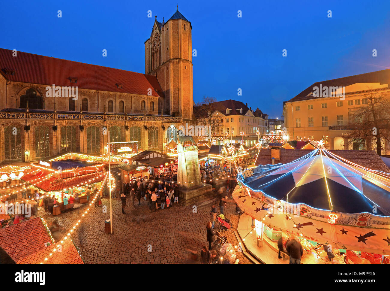 Christmas market on Burgplatz with cathedral and Brunswick Lion ...
