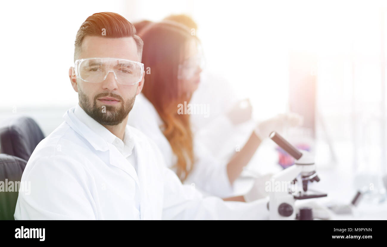 microbiologist and his colleagues are sitting in a modern labora Stock ...