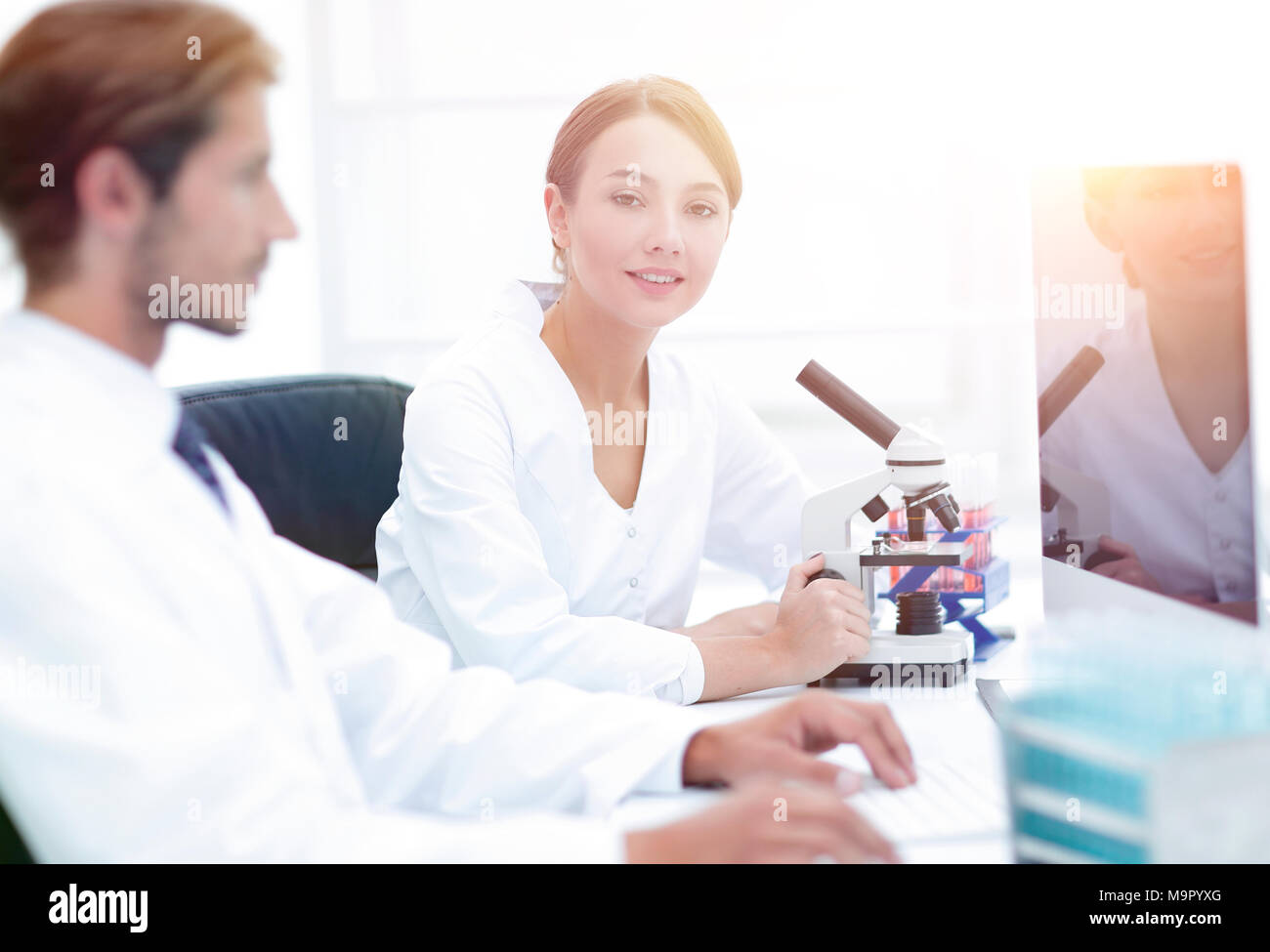 Pathology lab technician using hi-res stock photography and images - Alamy