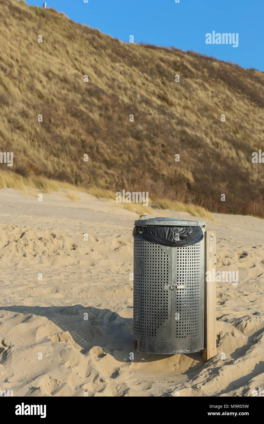 Bin on the beach to keep it clean and tidy Stock Photo - Alamy