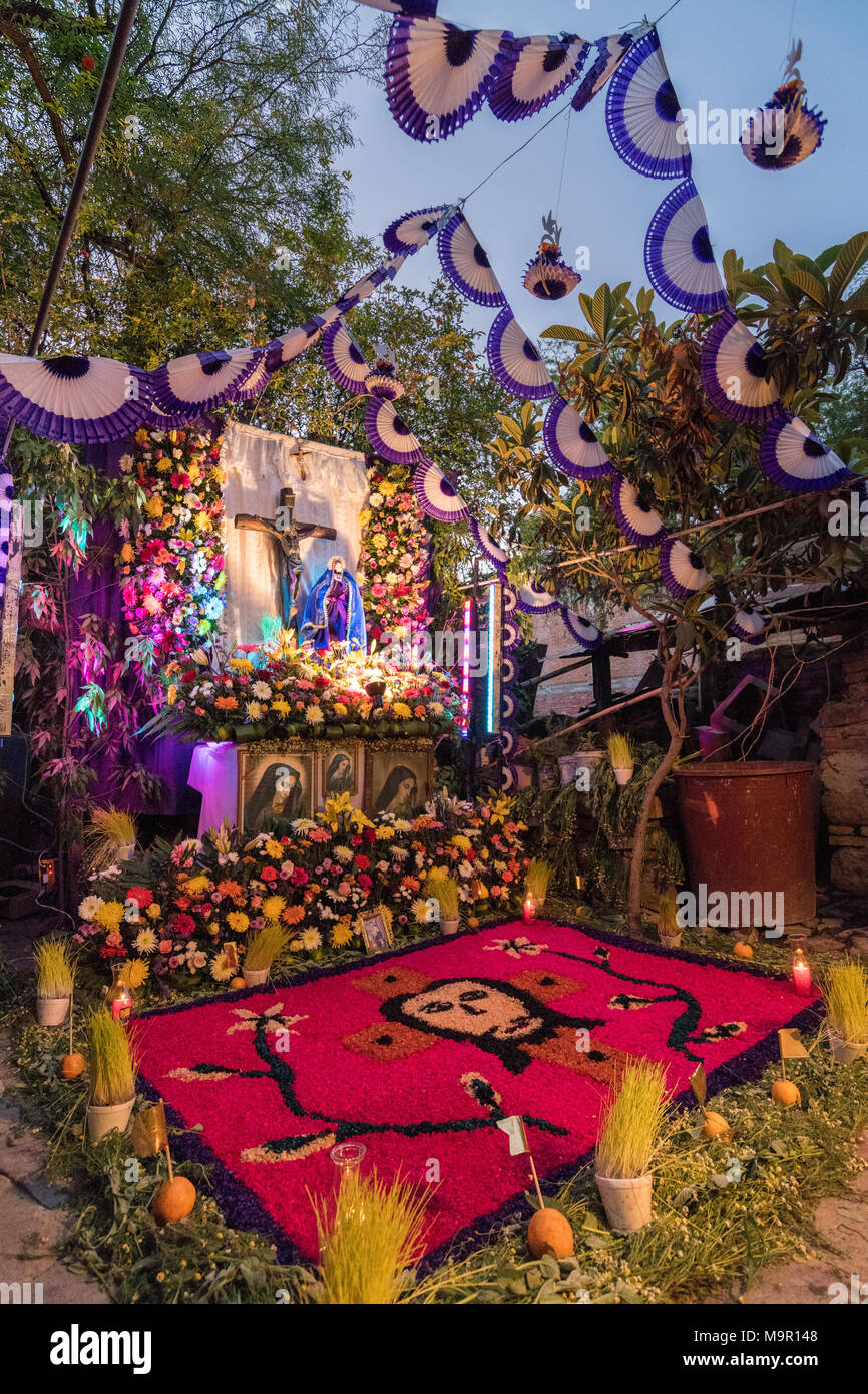 Family altar hi-res stock photography and images - Alamy