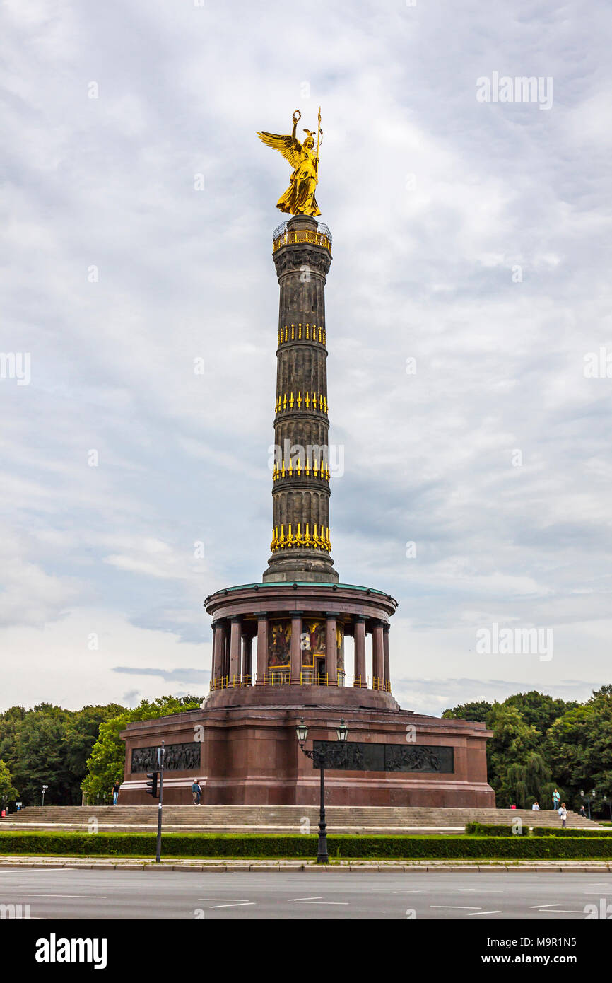 Angel statue on top building hi-res stock photography and images - Alamy