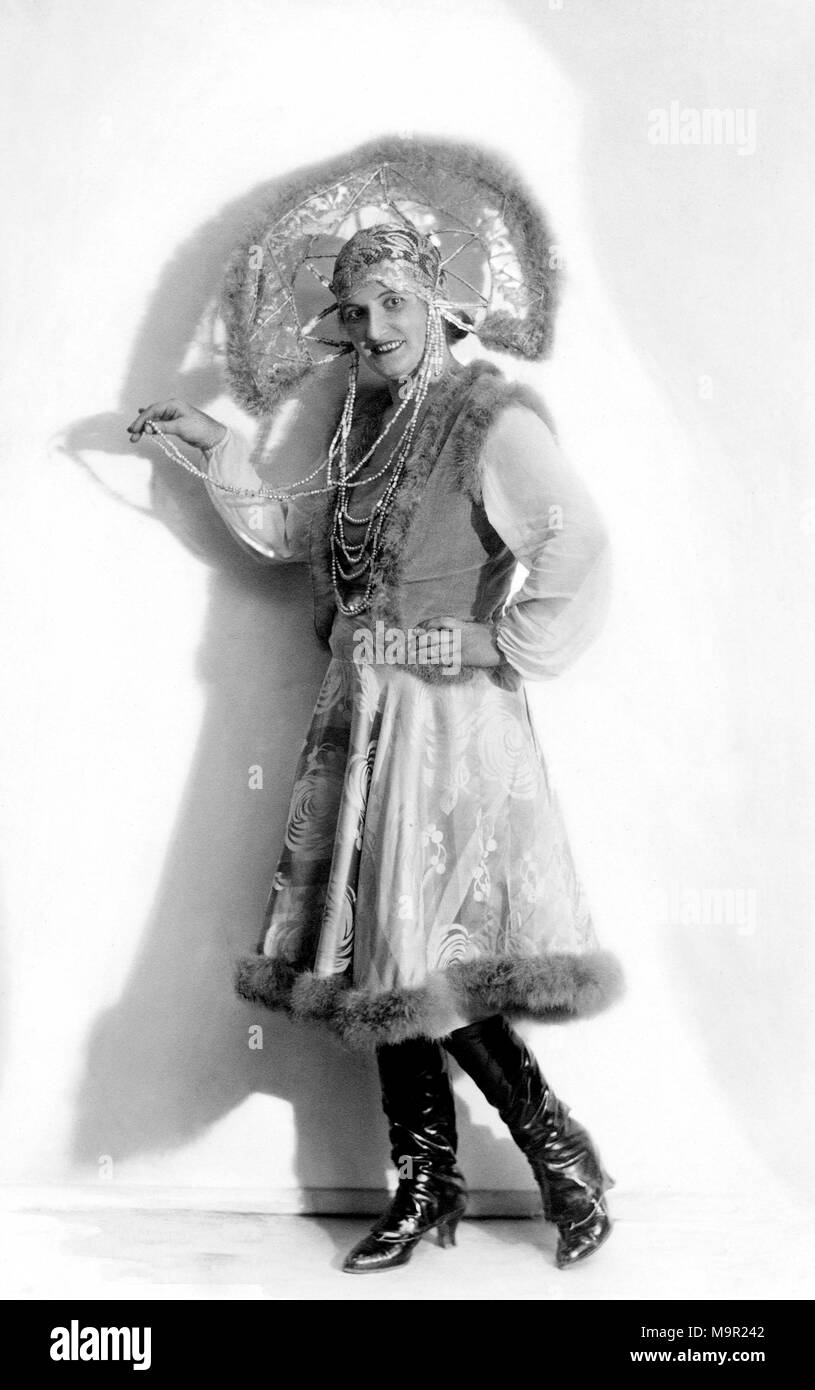 Woman fashion drawing Black and White Stock Photos & Images - Alamy