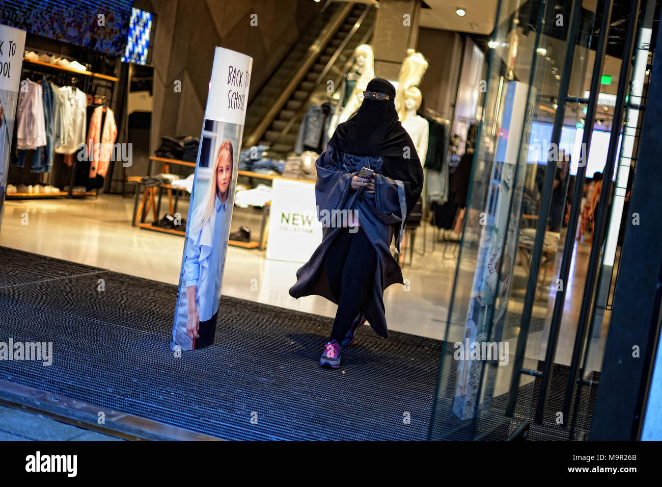 Woman in burka hi-res stock photography and images - Alamy