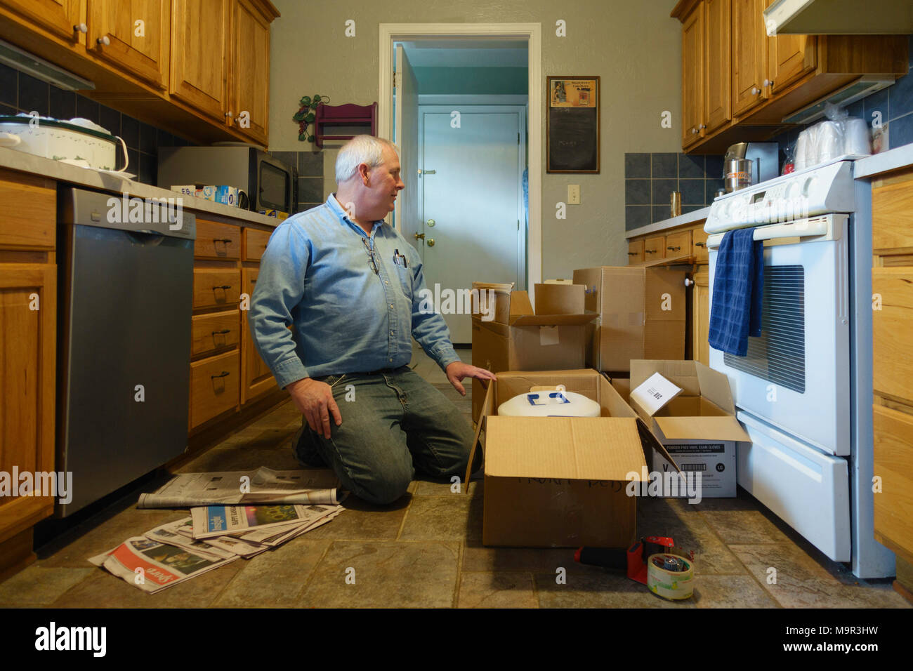 Man packing boxes hi-res stock photography and images - Alamy