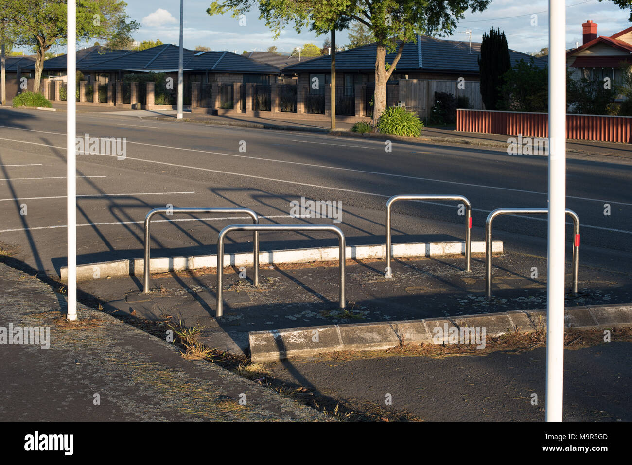 Long empty city street hi-res stock photography and images - Alamy