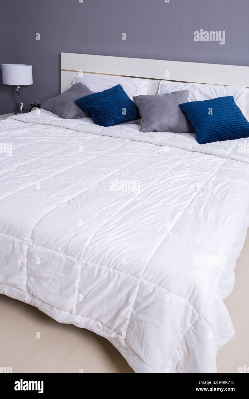 Luxury hotel room setting bed hi-res stock photography and images - Alamy