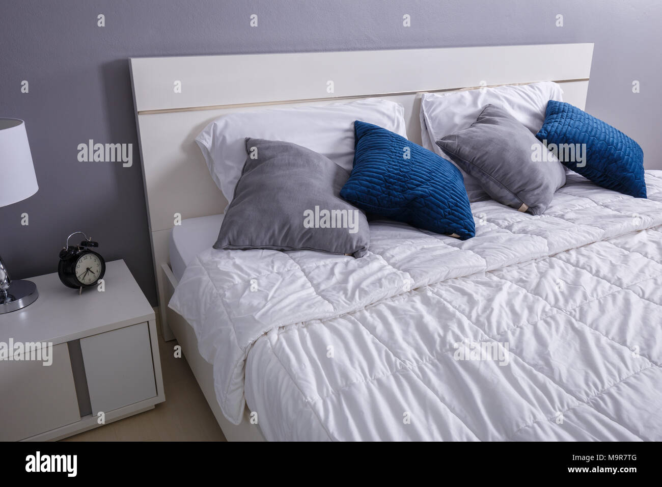 Luxury hotel room setting bed hi-res stock photography and images - Alamy