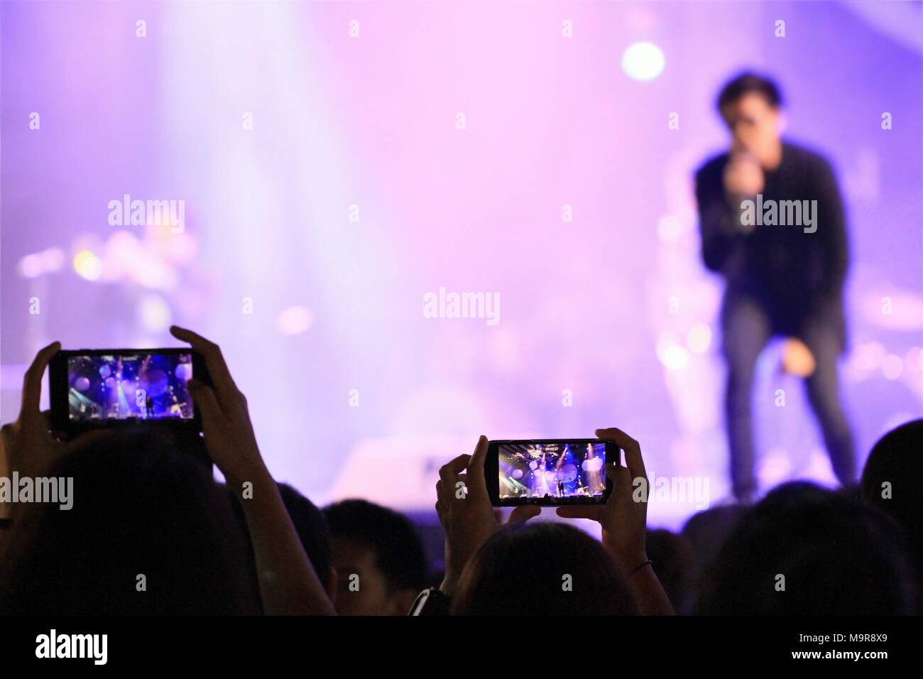 Hand holding phones in crowd hi-res stock photography and images - Alamy
