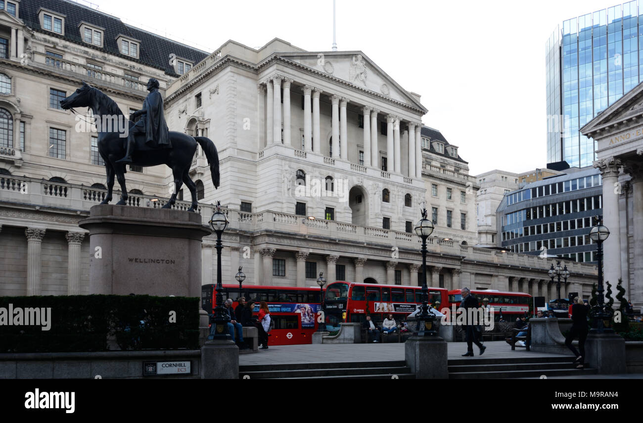 Threadneedle street london statue hi-res stock photography and images ...