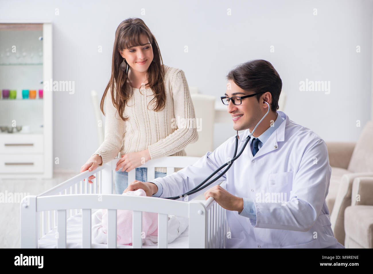 Doctor explaining to young mother Stock Photo - Alamy