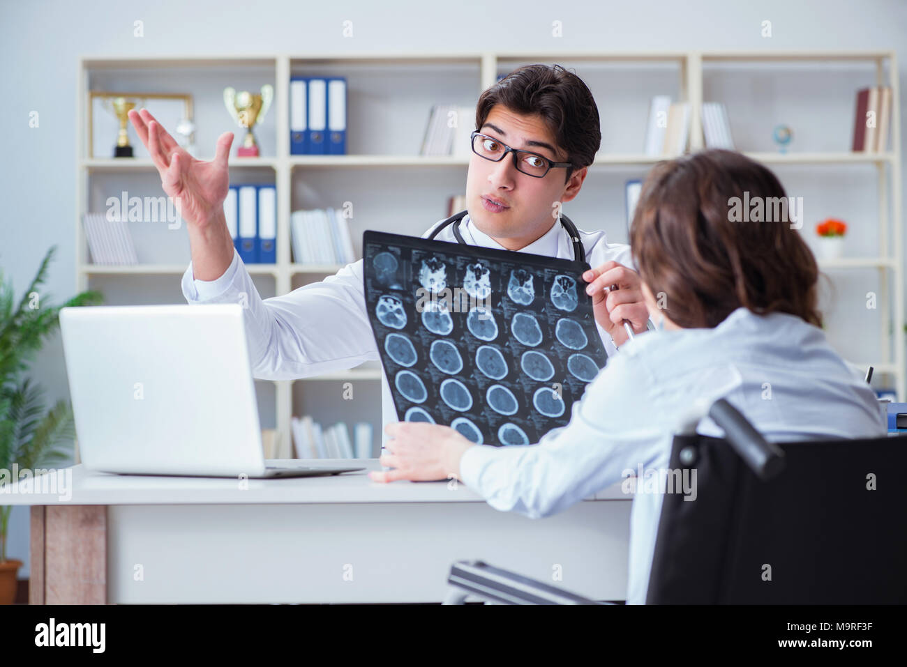 Doctor explaining to patient results of x-ray imaging Stock Photo - Alamy