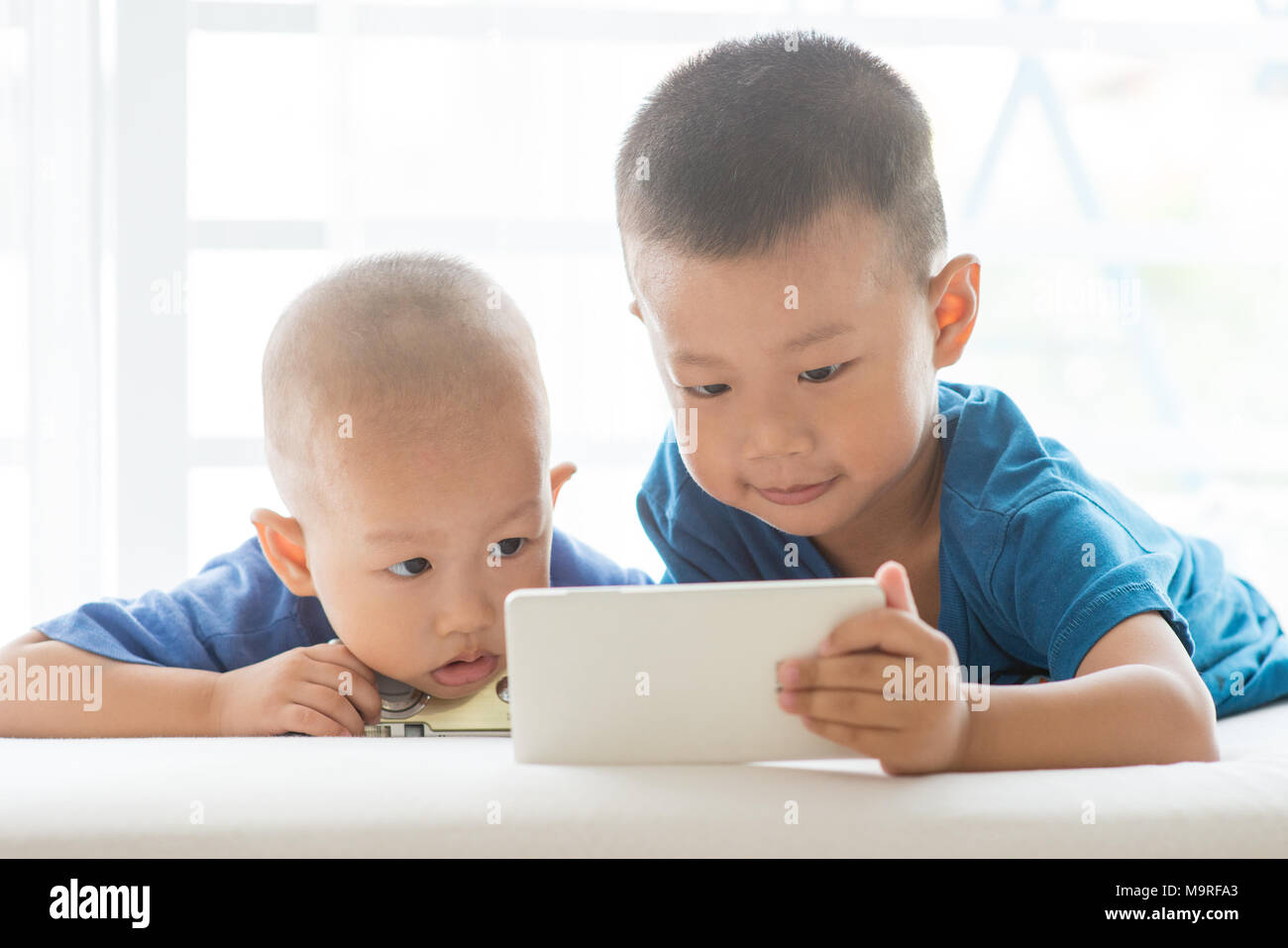 Chinese kids playing and smiling hi-res stock photography and images ...