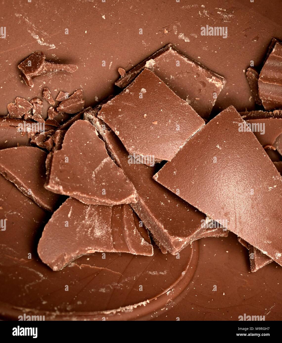 Broken chocolate Easter egg Stock Photo - Alamy