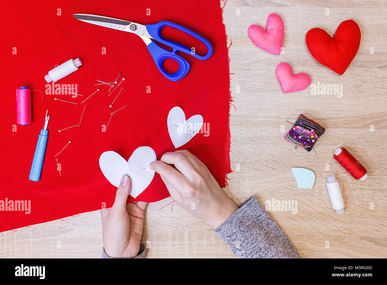 Pinning material hi-res stock photography and images - Alamy
