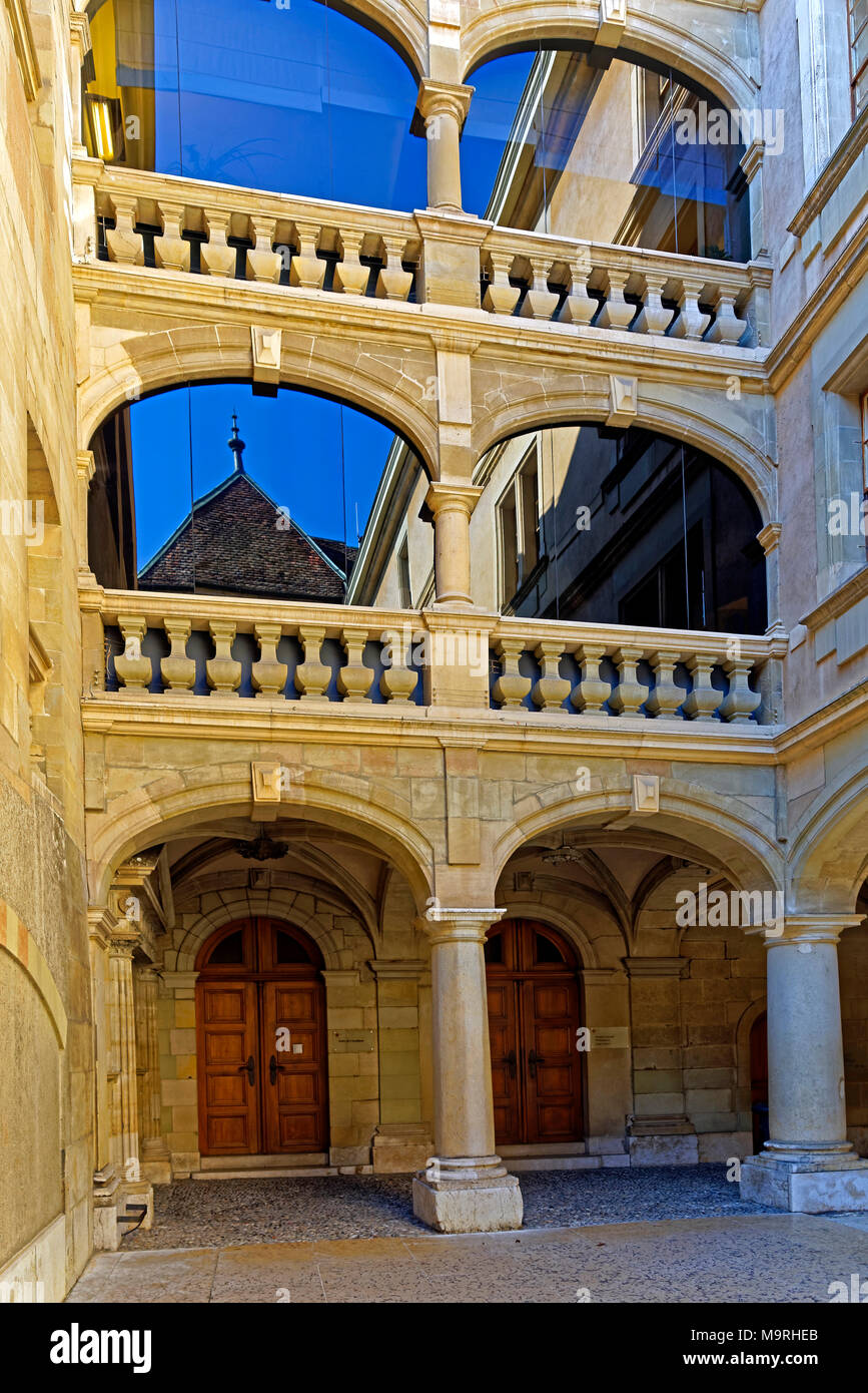 Courtyard and portico hi-res stock photography and images - Alamy