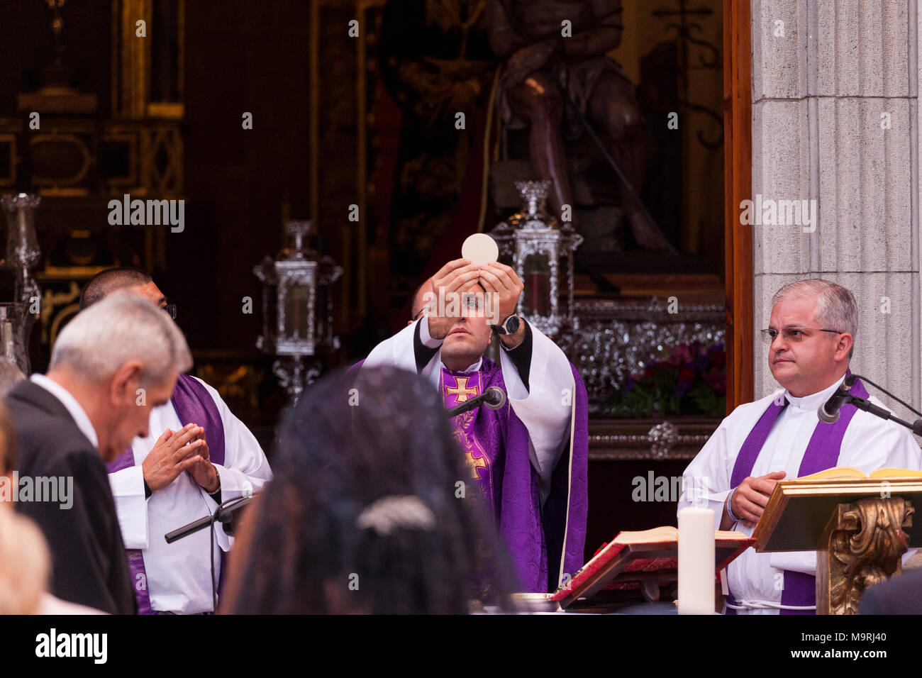 Host and communion hi-res stock photography and images - Alamy