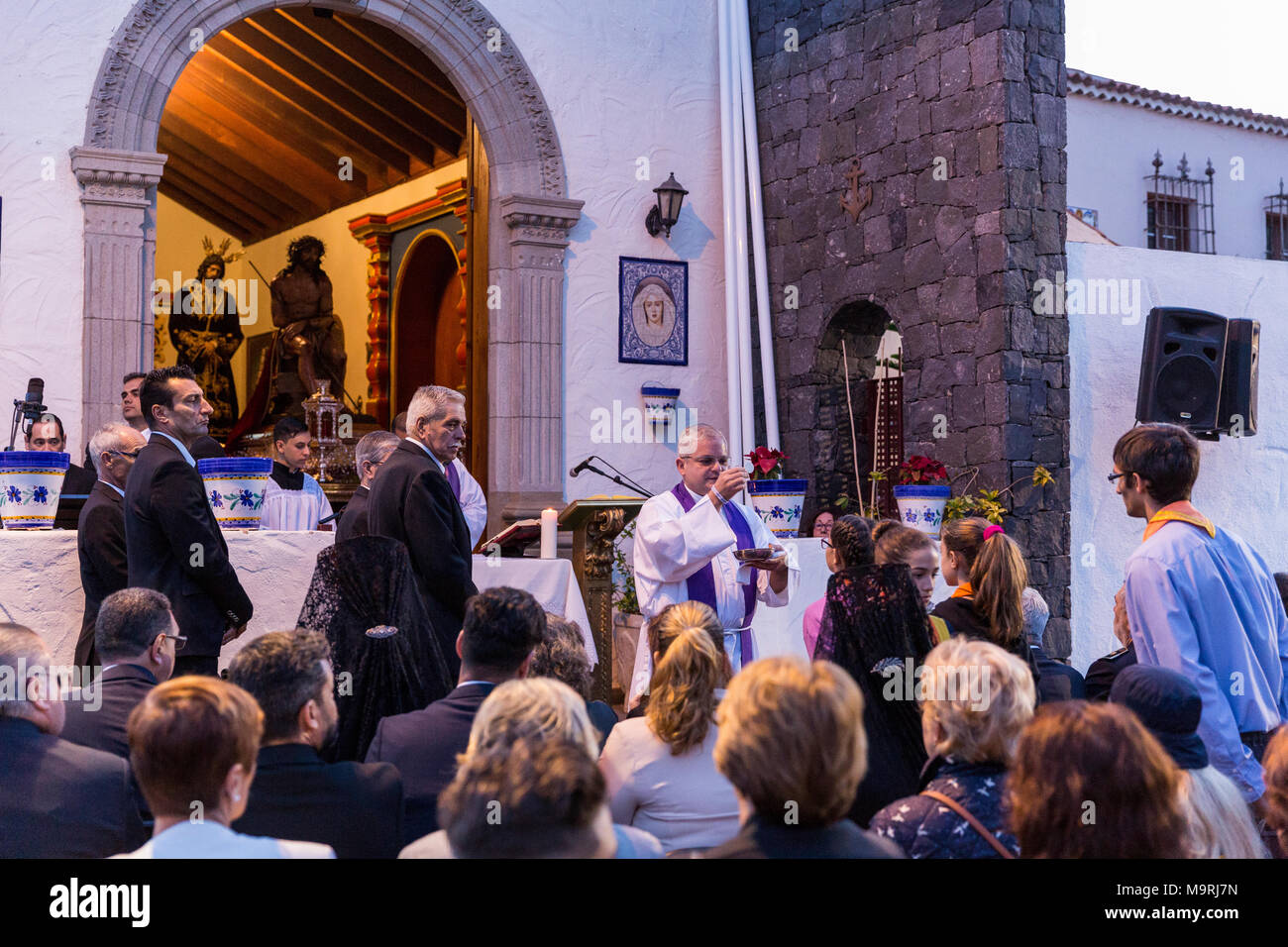 Priests giving out holy communion hi-res stock photography and images ...