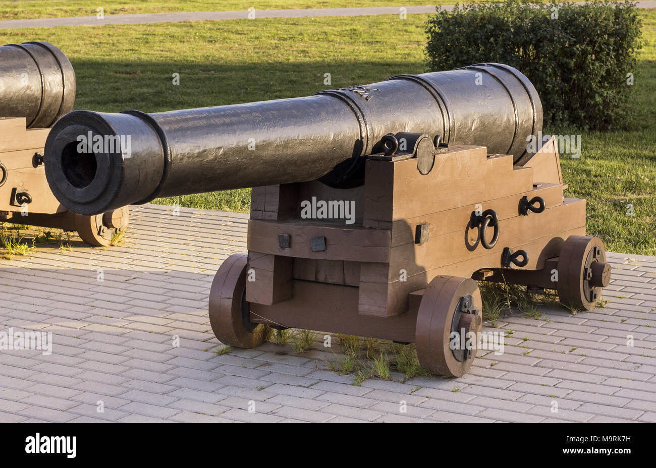ancient historical gun on a wooden pedestal Stock Photo - Alamy