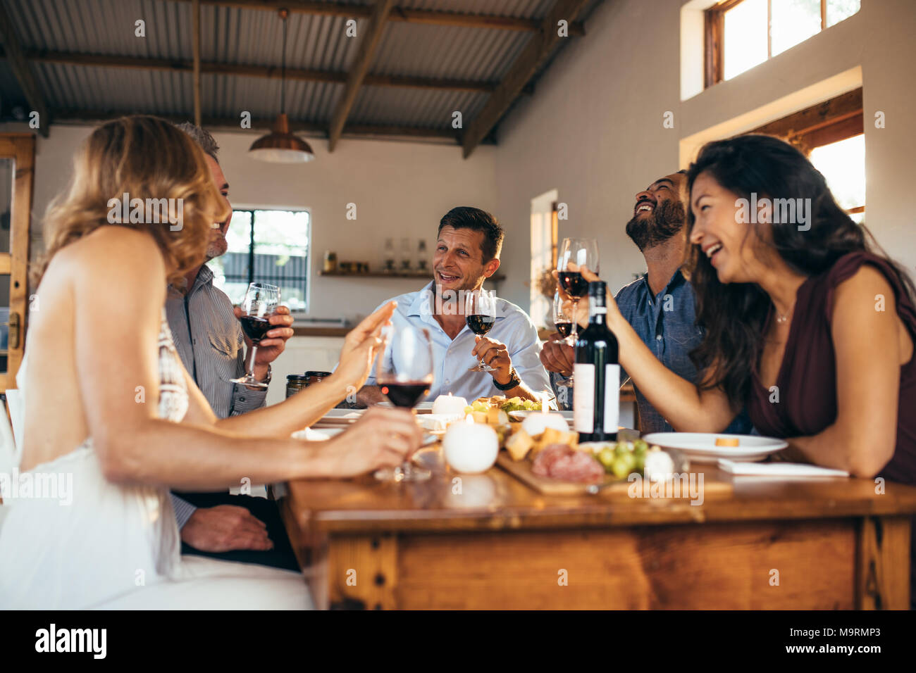 Friends around dining table home hi-res stock photography and images ...