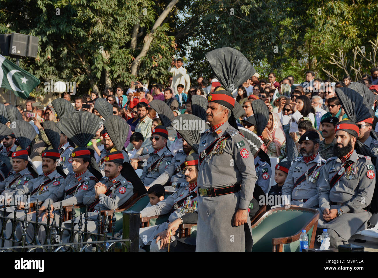 Lahore, Pakistan. 23rd Mar, 2018. Pakistani people and Pak rangers ...