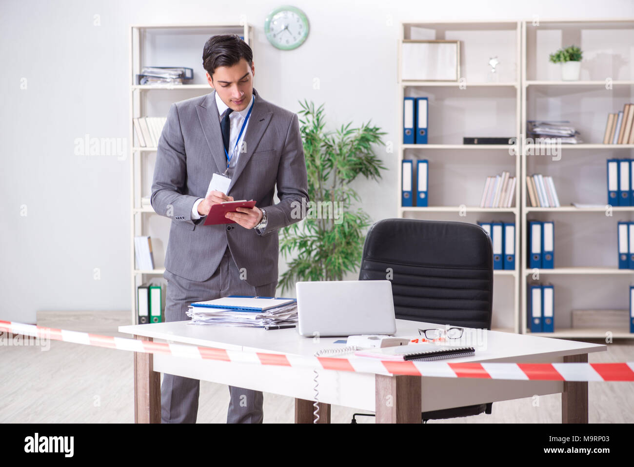 Forensics investigator at the scene of office crime Stock Photo - Alamy