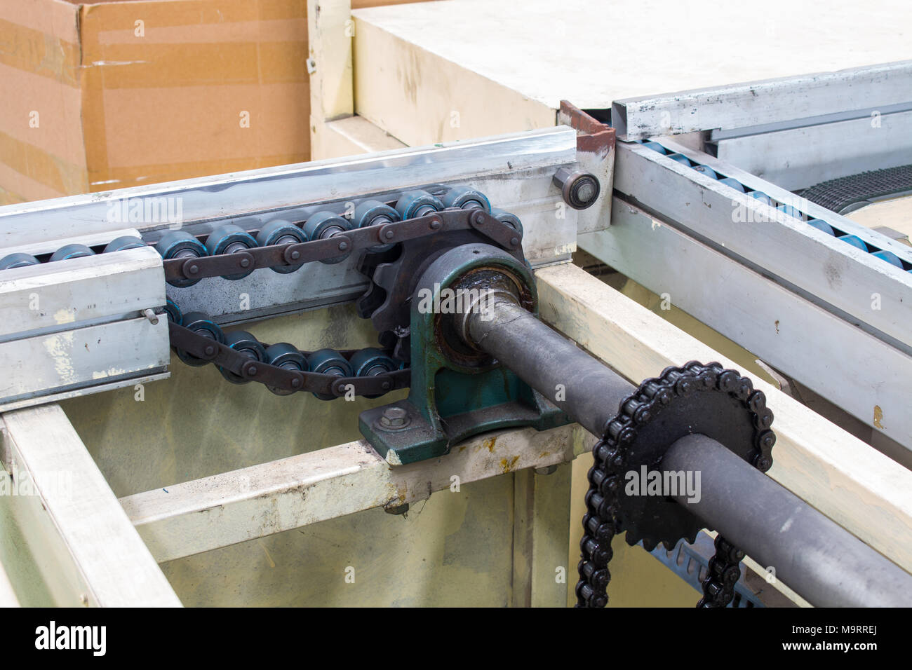 Conveyor chain hi-res stock photography and images - Alamy