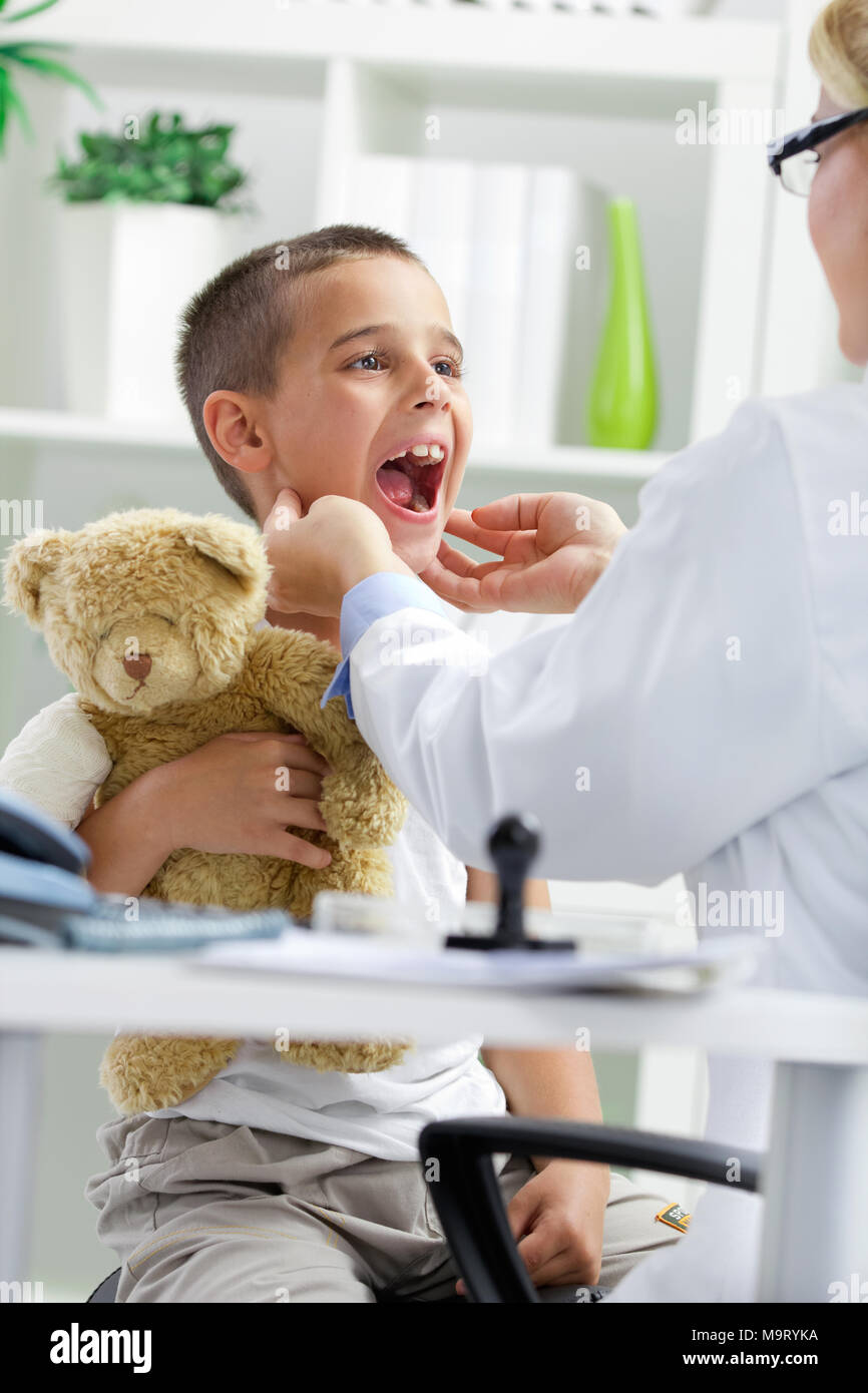Doctor examines boy hi-res stock photography and images - Alamy