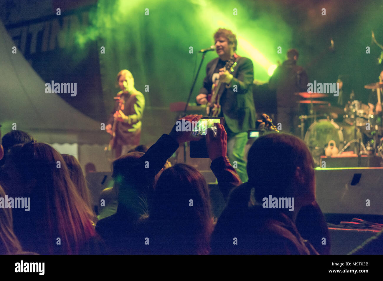 Rock concert stage crowd hi-res stock photography and images - Alamy