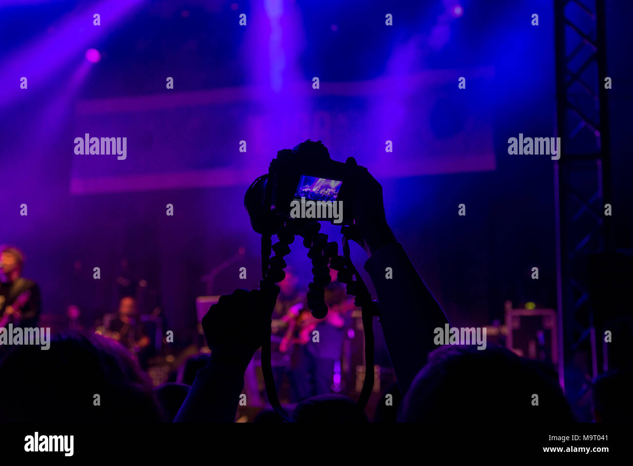 Pop concert stage crowd hi-res stock photography and images - Alamy